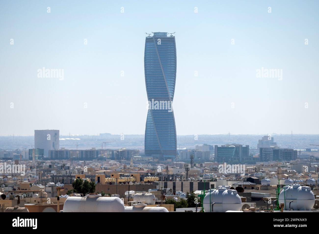 Kingdom tower saudi arabia construction hi-res stock photography and images - Alamy