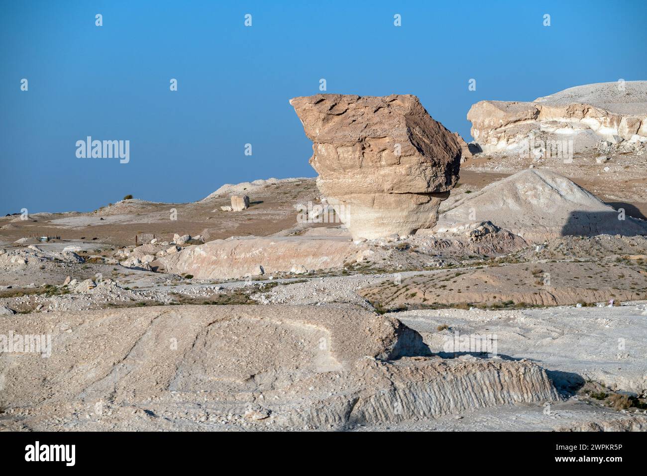 Road trough the desert Riyadh-Mecca highway in Saudi Arabia Stock Photo ...