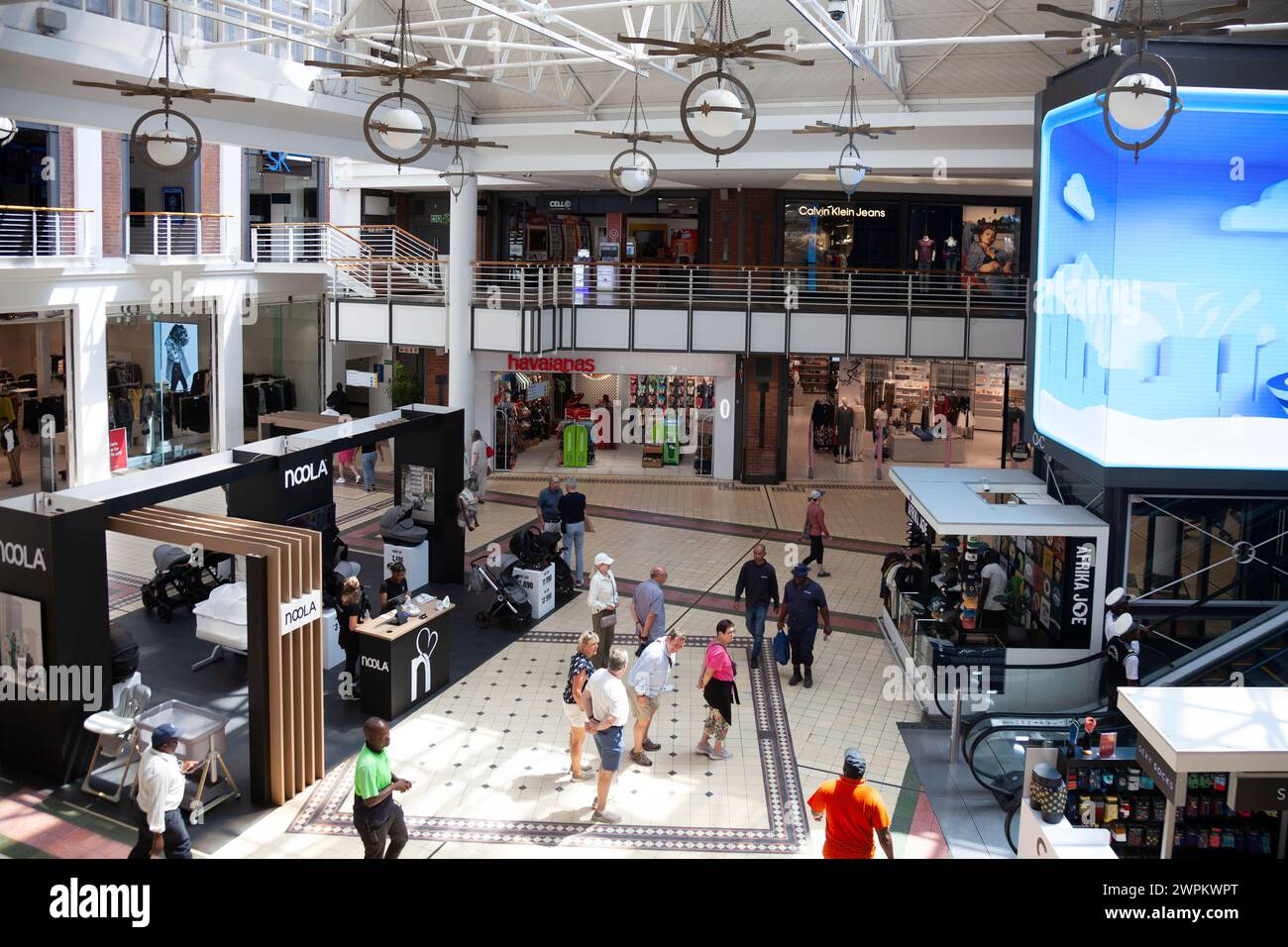 Interior waterfront shopping centre hi-res stock photography and images ...