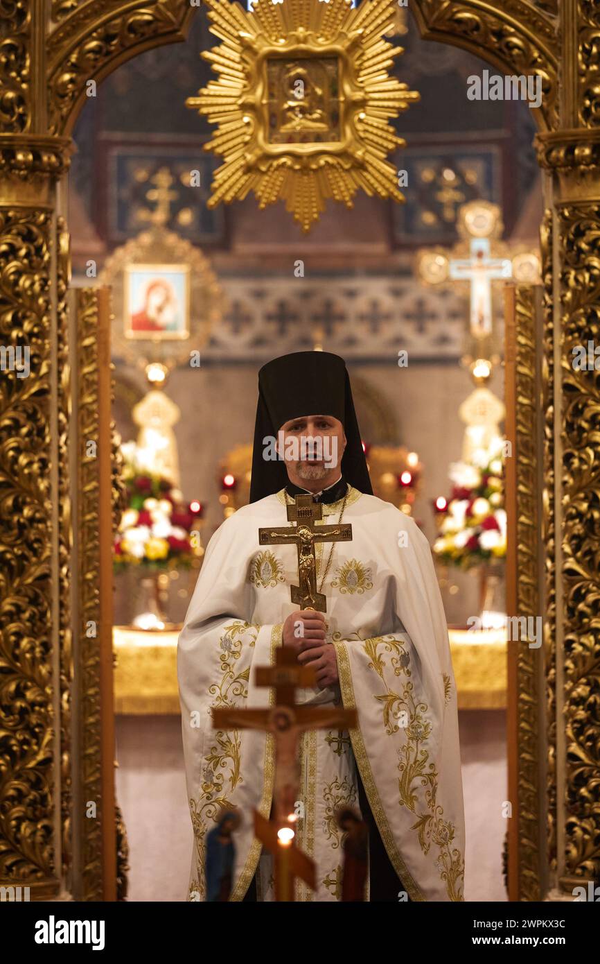 Ukrainian Orthodox Christian priest leads a memorial service for the ...