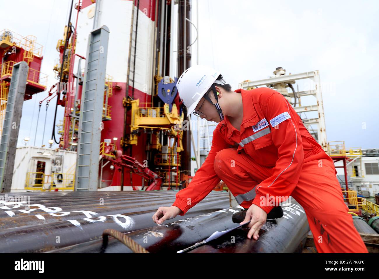 (240308) -- SHENZHEN, March 8, 2024 (Xinhua) -- A staff member works on ...