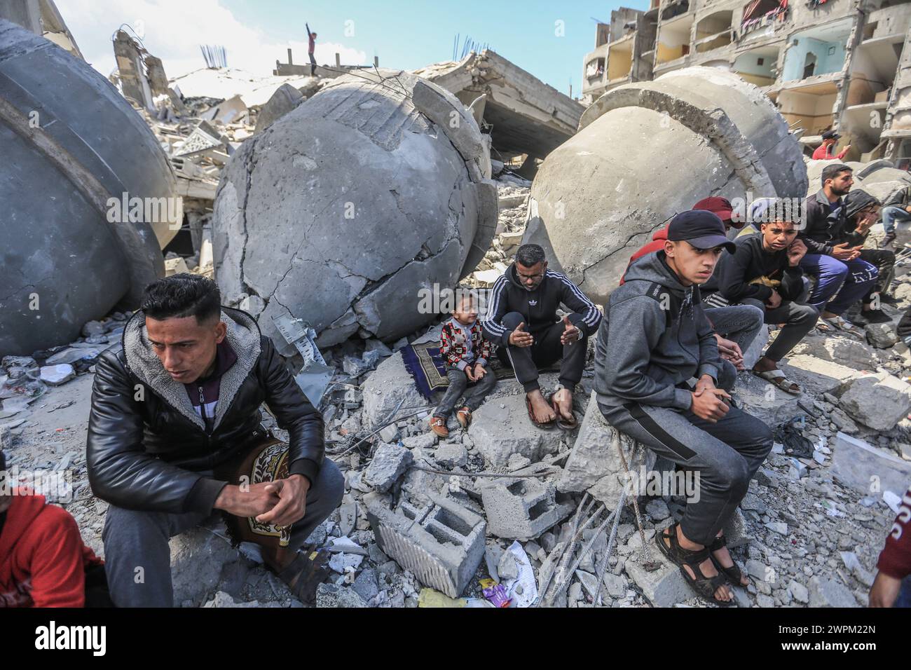 08 March 2024, Palestinian Territories, Rafah: Palestinians perform ...