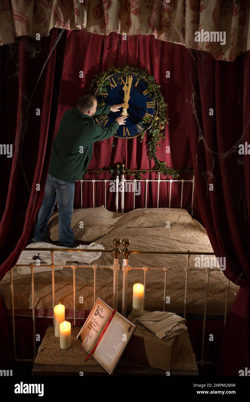 12/11/15 Ebenezer Scrooge's bed chamber - A Christmas Carol. Fifty ...