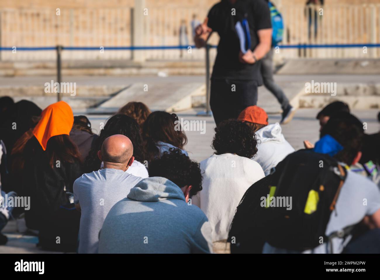 Tourists docent guide tour hi-res stock photography and images - Alamy