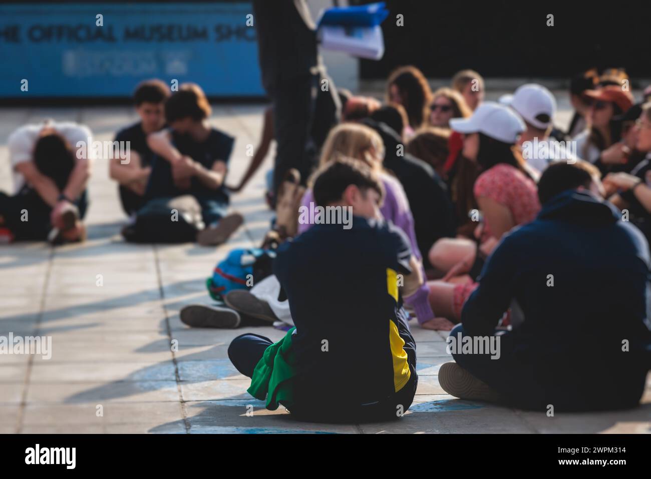 Tourists docent guide tour hi-res stock photography and images - Alamy