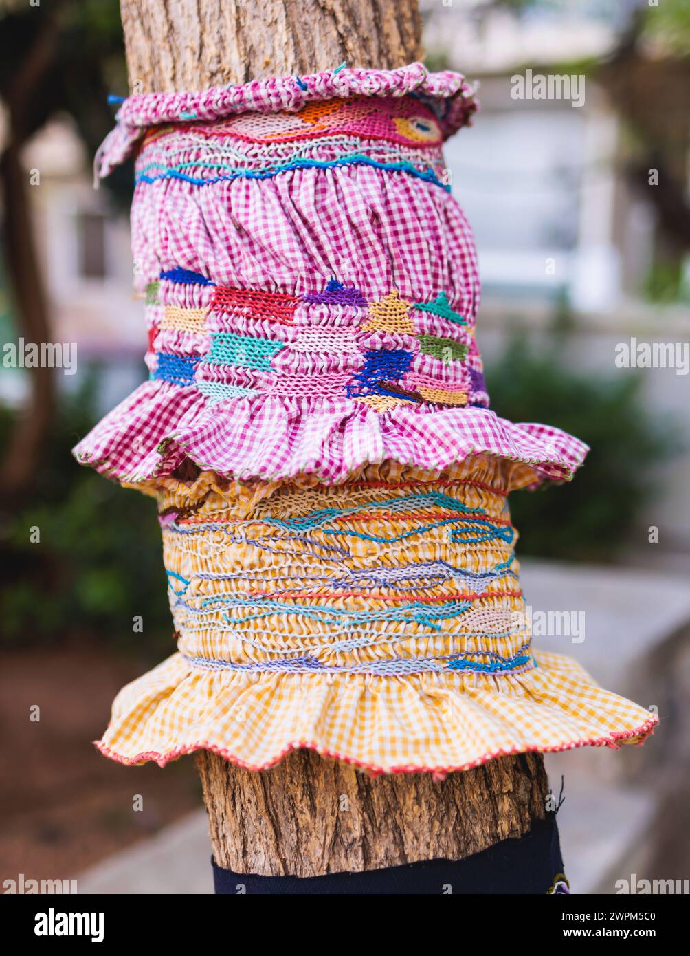 Yarn bombing trees hi-res stock photography and images - Alamy