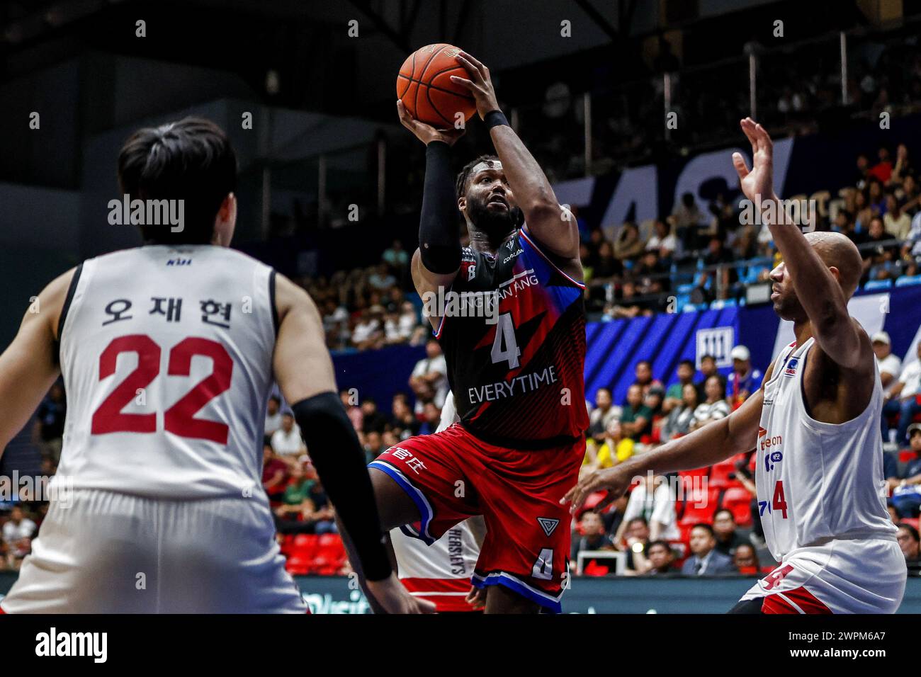 Cebu, Philippines. 8th Mar, 2024. Robert Carter Jr. (C) of Anyang Jung ...
