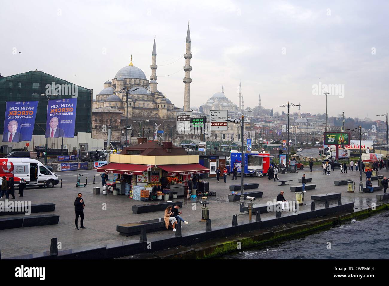 The vibrant harbourside of Eminönü, Istanbul, Turkey Stock Photo - Alamy
