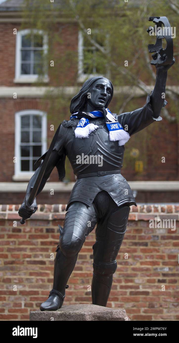 29/04/16 Statue of Richard III wearing a Leicester City scarf in ...