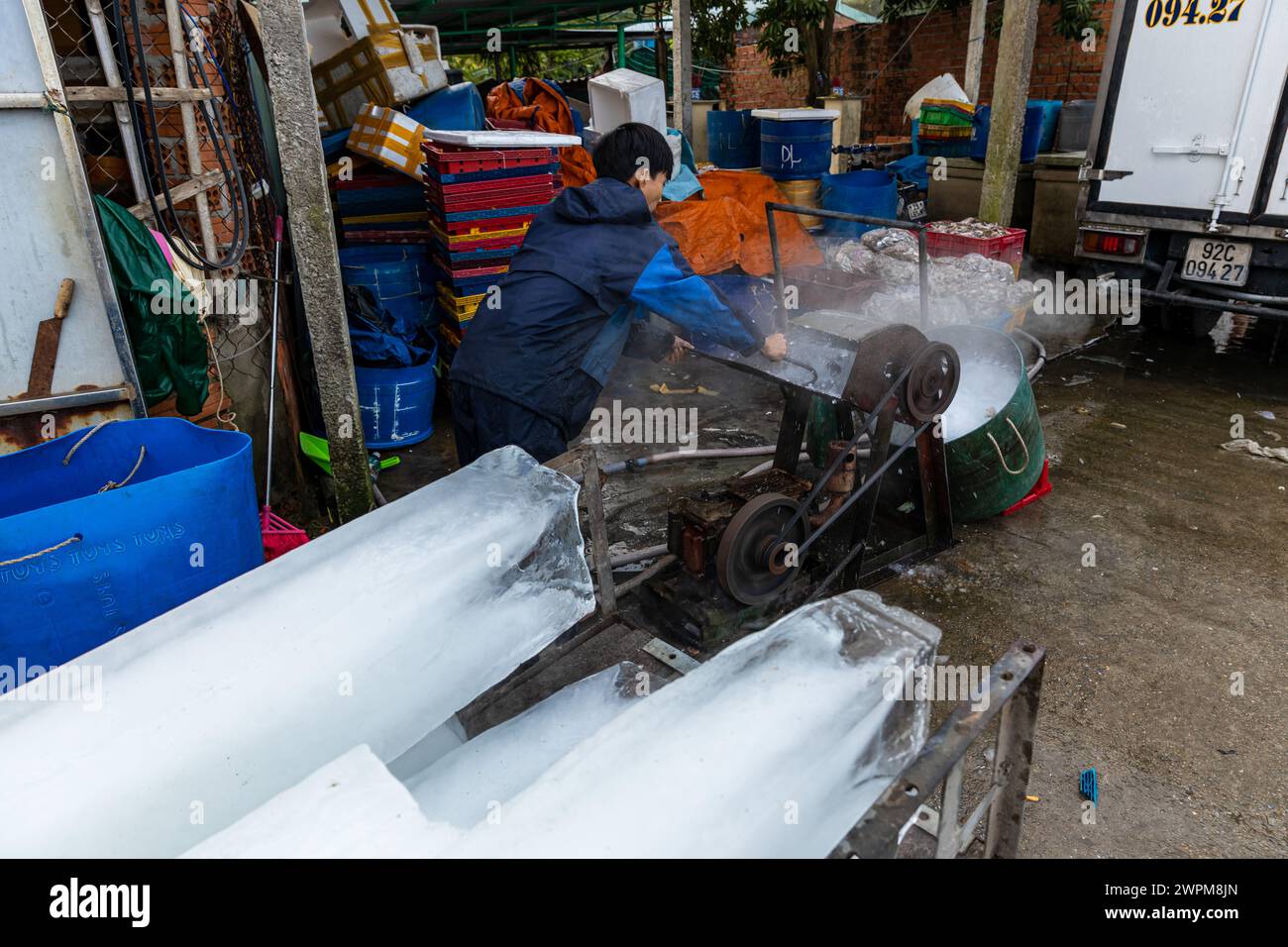 Worker ice hi-res stock photography and images - Alamy