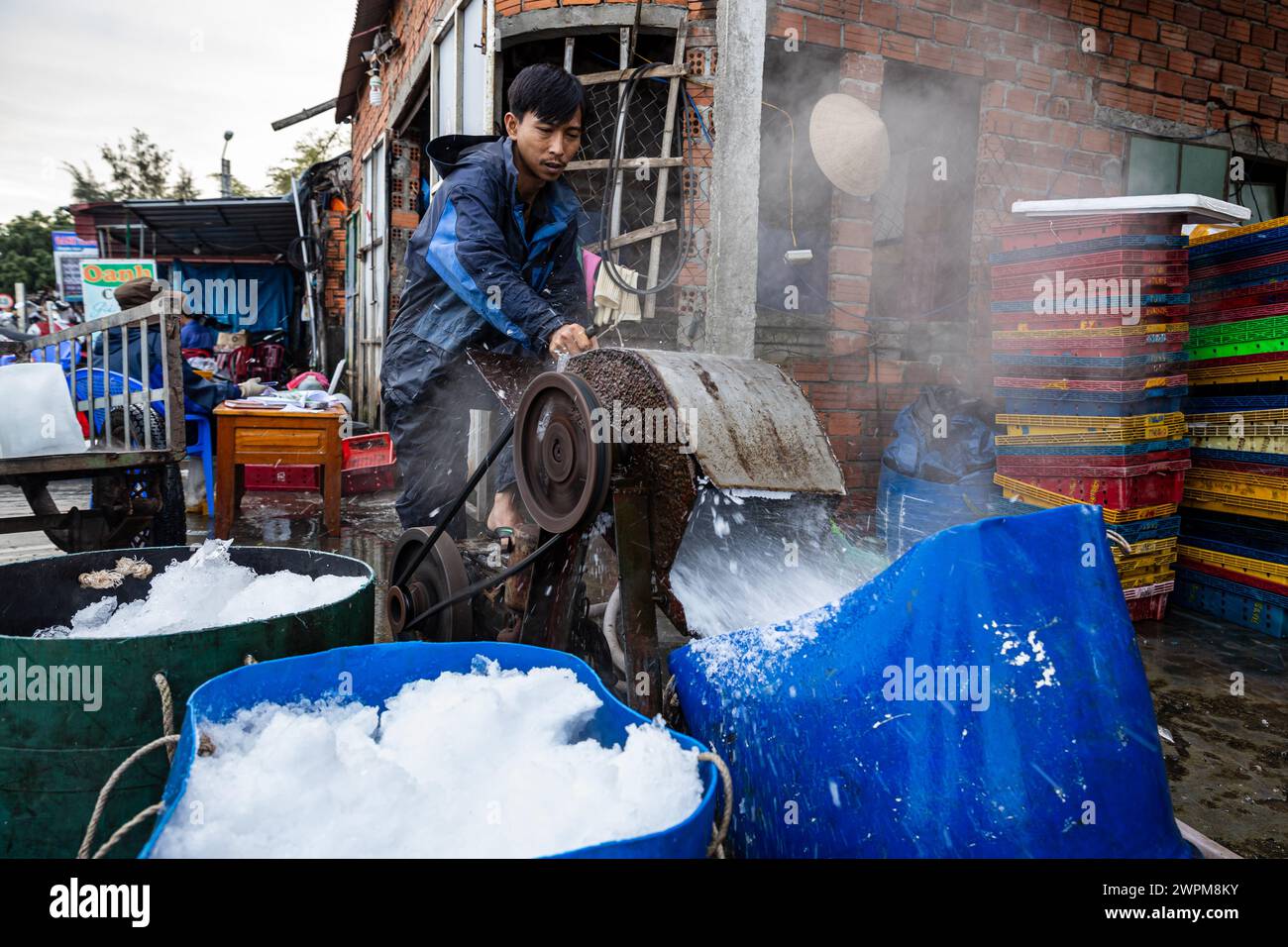 Ice worker hi-res stock photography and images - Alamy