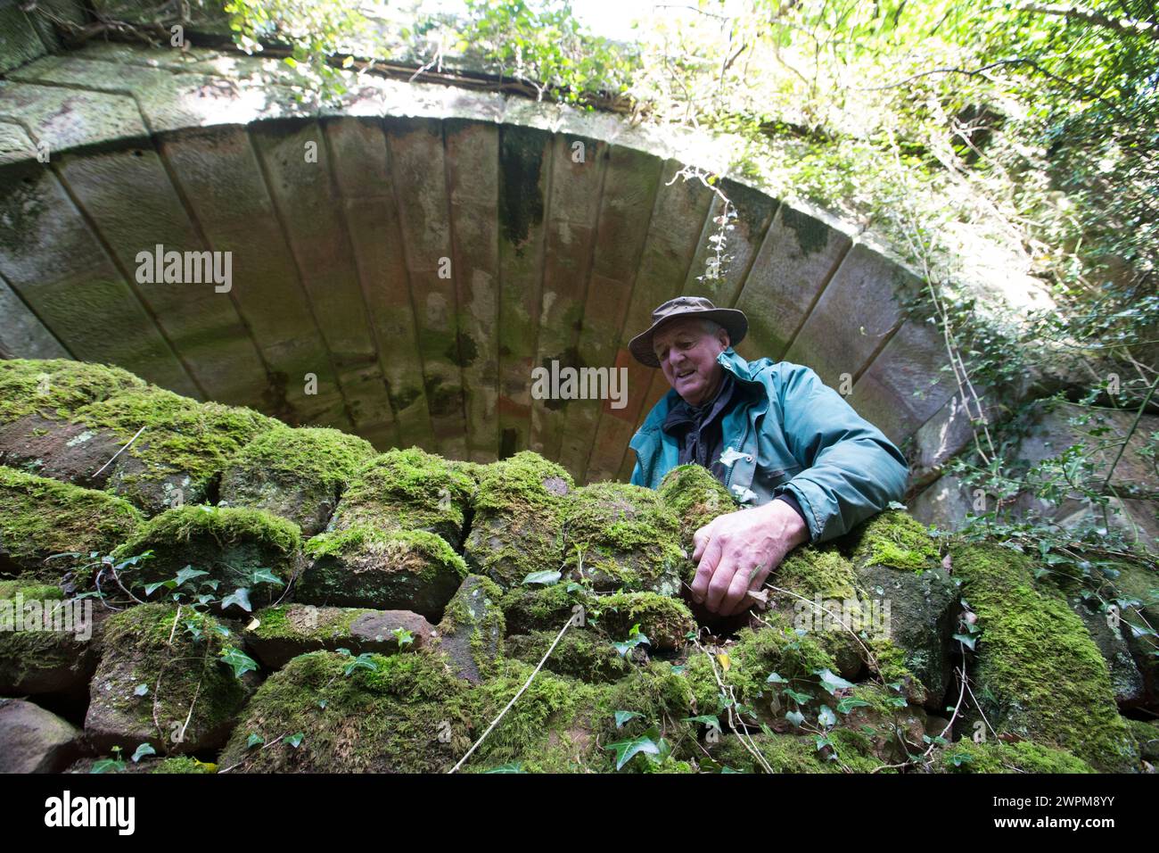 Coping stone hi-res stock photography and images - Alamy