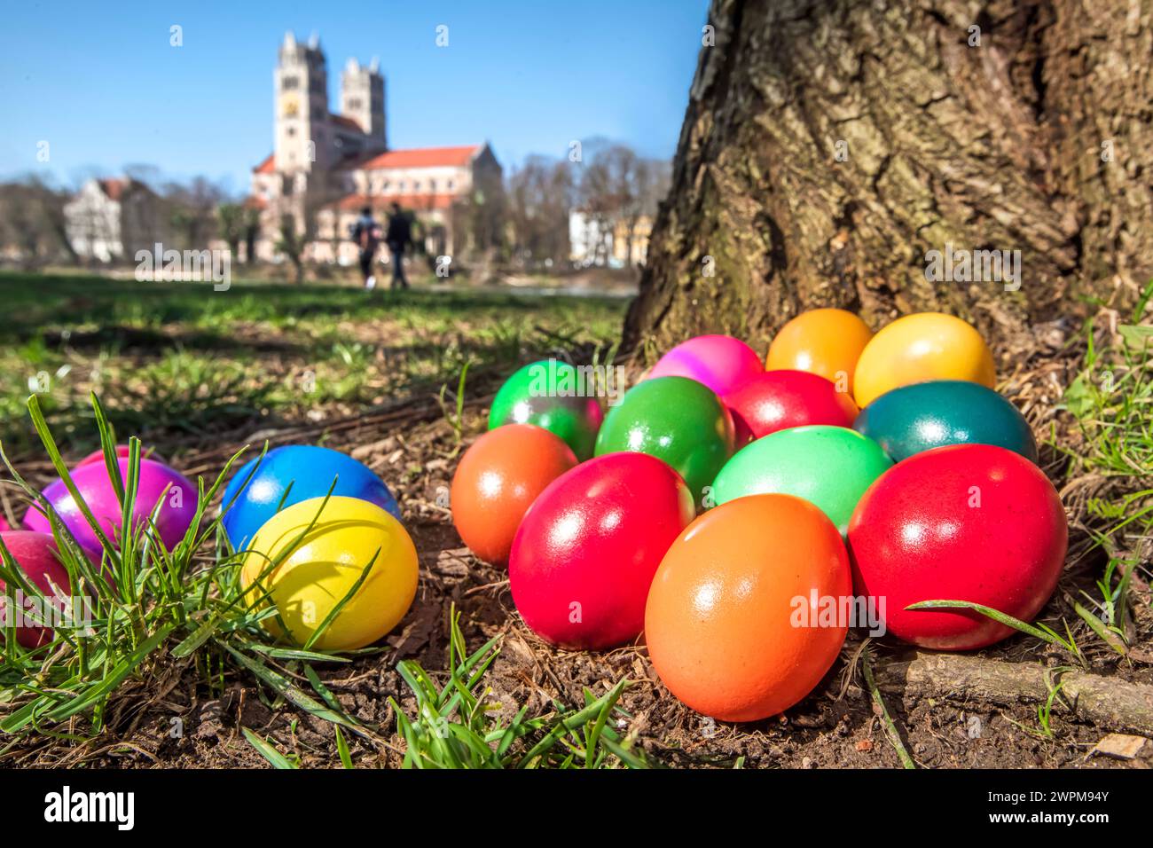 Bunte Ostereier versteckt in den Isarauen, Symbolfoto Osterwetter, München, März 2024 ...