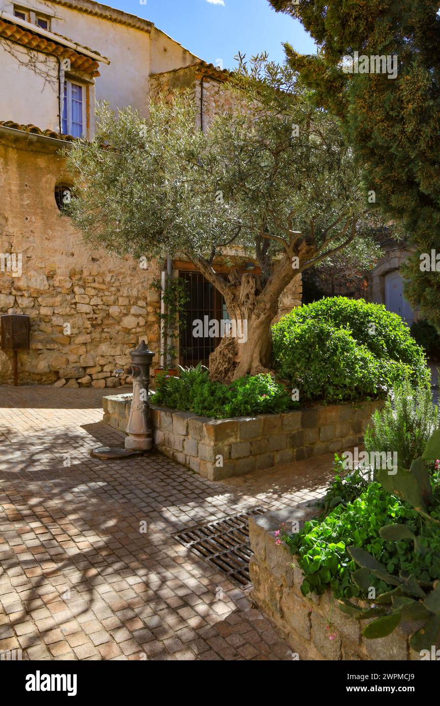Village castellet hi-res stock photography and images - Alamy