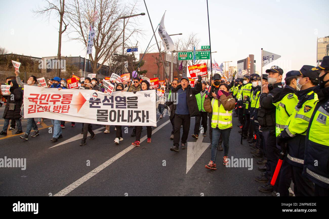Protest demanding the impeachment of President Yoon Suk-Yeol, Feb 17 ...