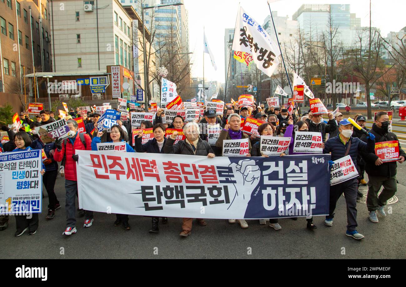 Protest demanding the impeachment of President Yoon Suk-Yeol, Feb 17 ...