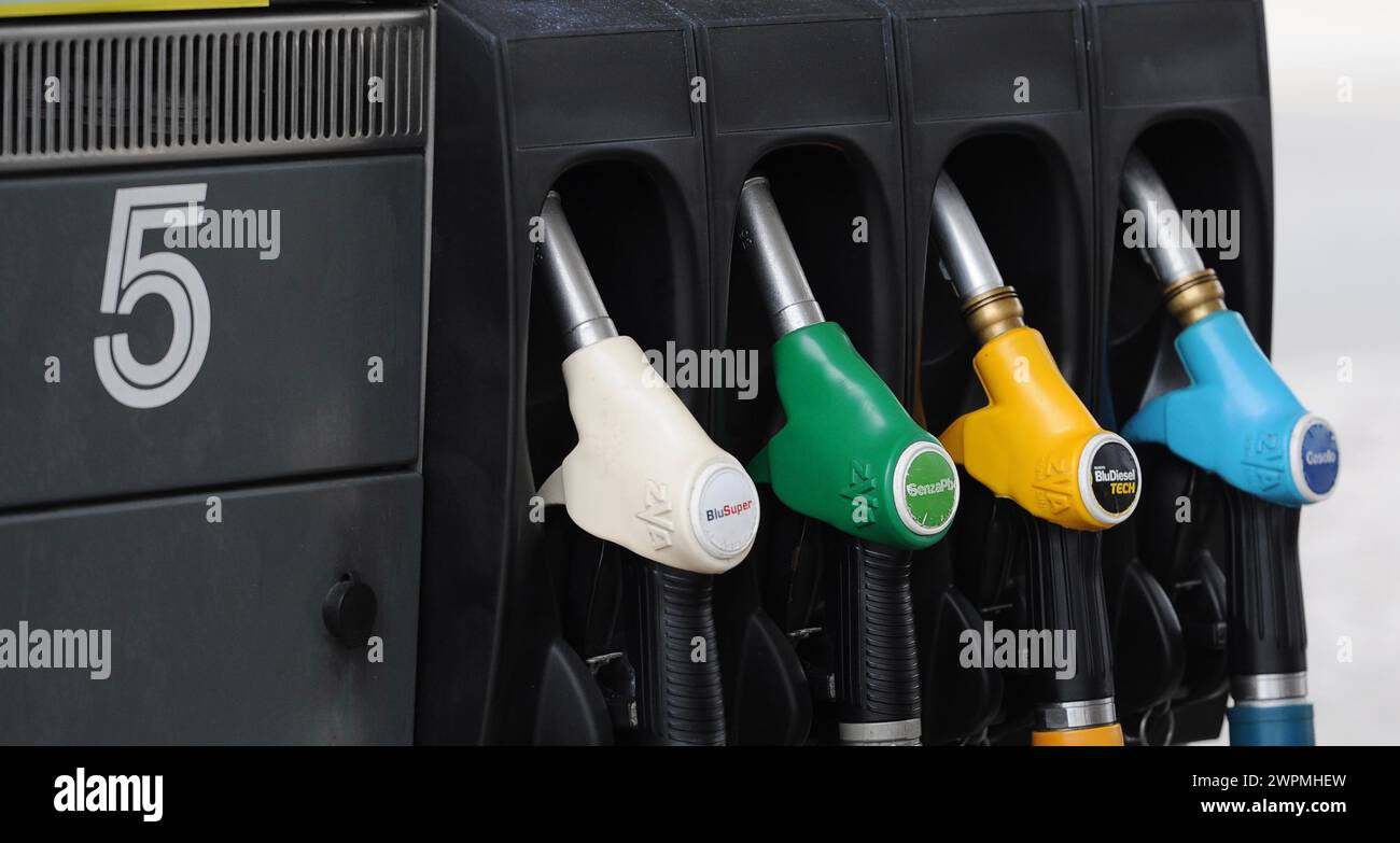 Distributore di benzina e gasolio, pompa di benzina/Gasoline and diesel ...