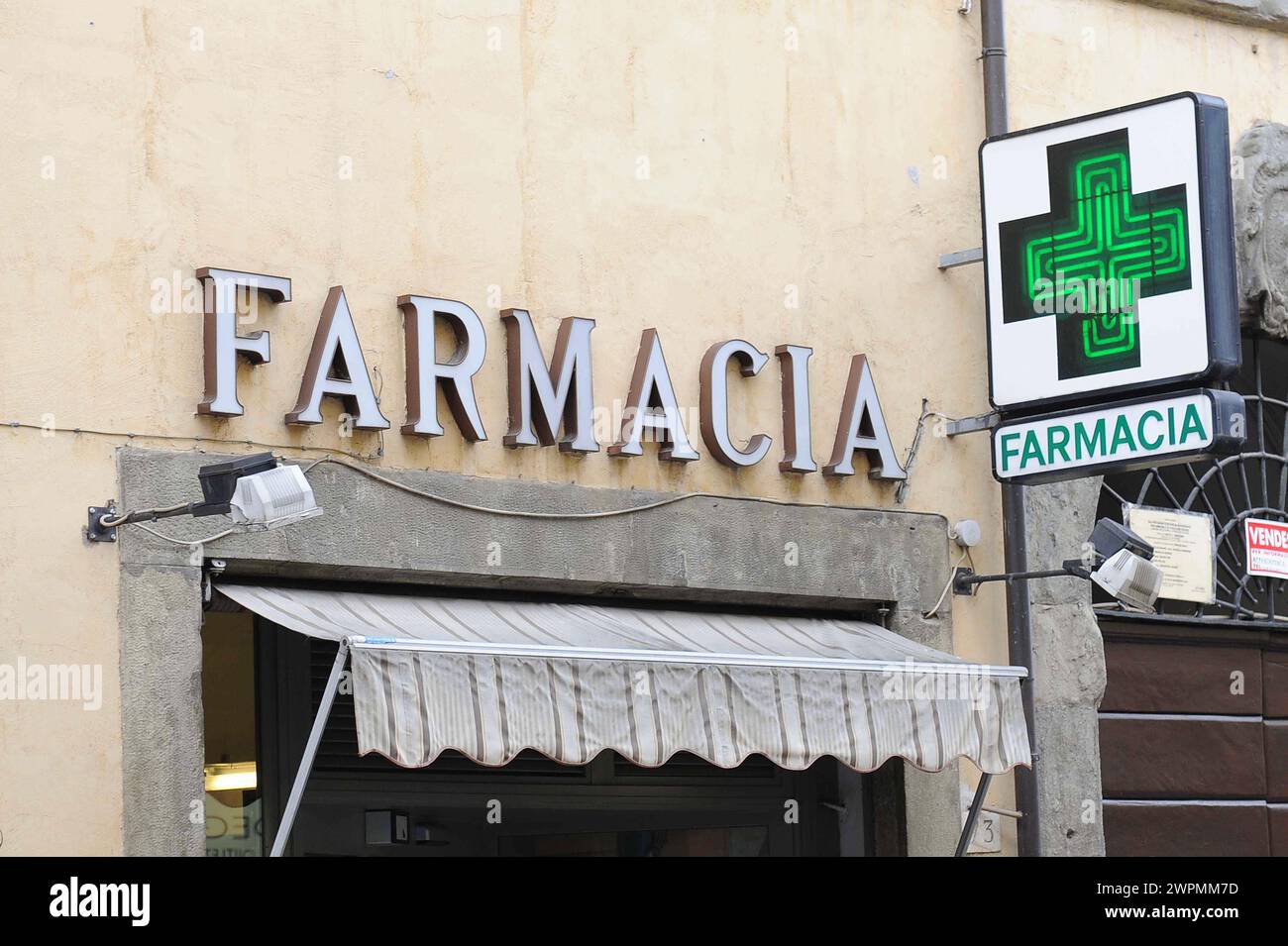 Farmacista pharmacist hi-res stock photography and images - Alamy