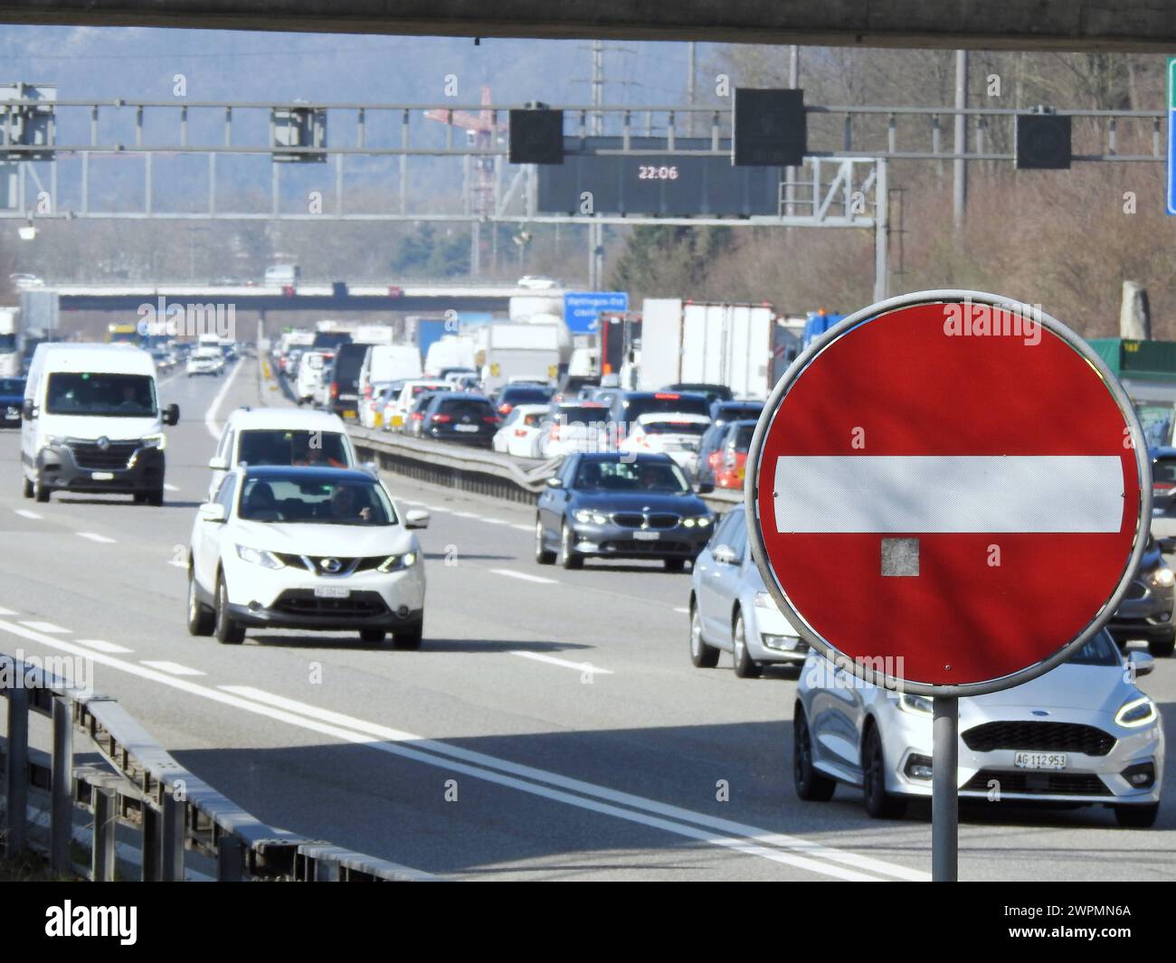 Anton Geisser 08.03.2024 Schweiz,Stau,Verkehr,Bild : Einbahn Signal ...