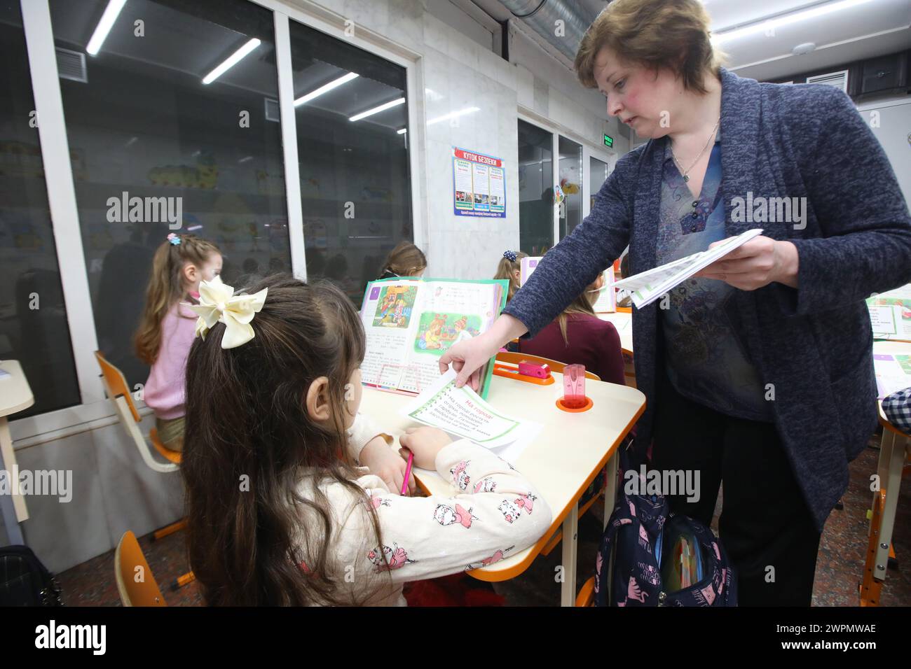 Non Exclusive: KHARKIV, UKRAINE - MARCH 8, 2024 - A teacher gives a ...