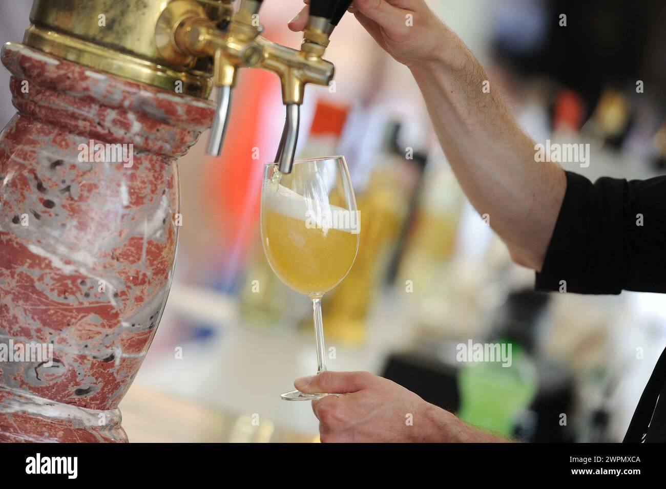 Glass of draft beer/boccale di birra alla spina Stock Photo - Alamy