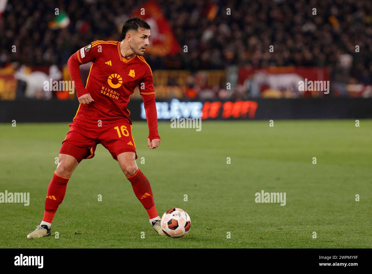 Leandro Paredes of Roma controls the ball during Uefa Europa League ...