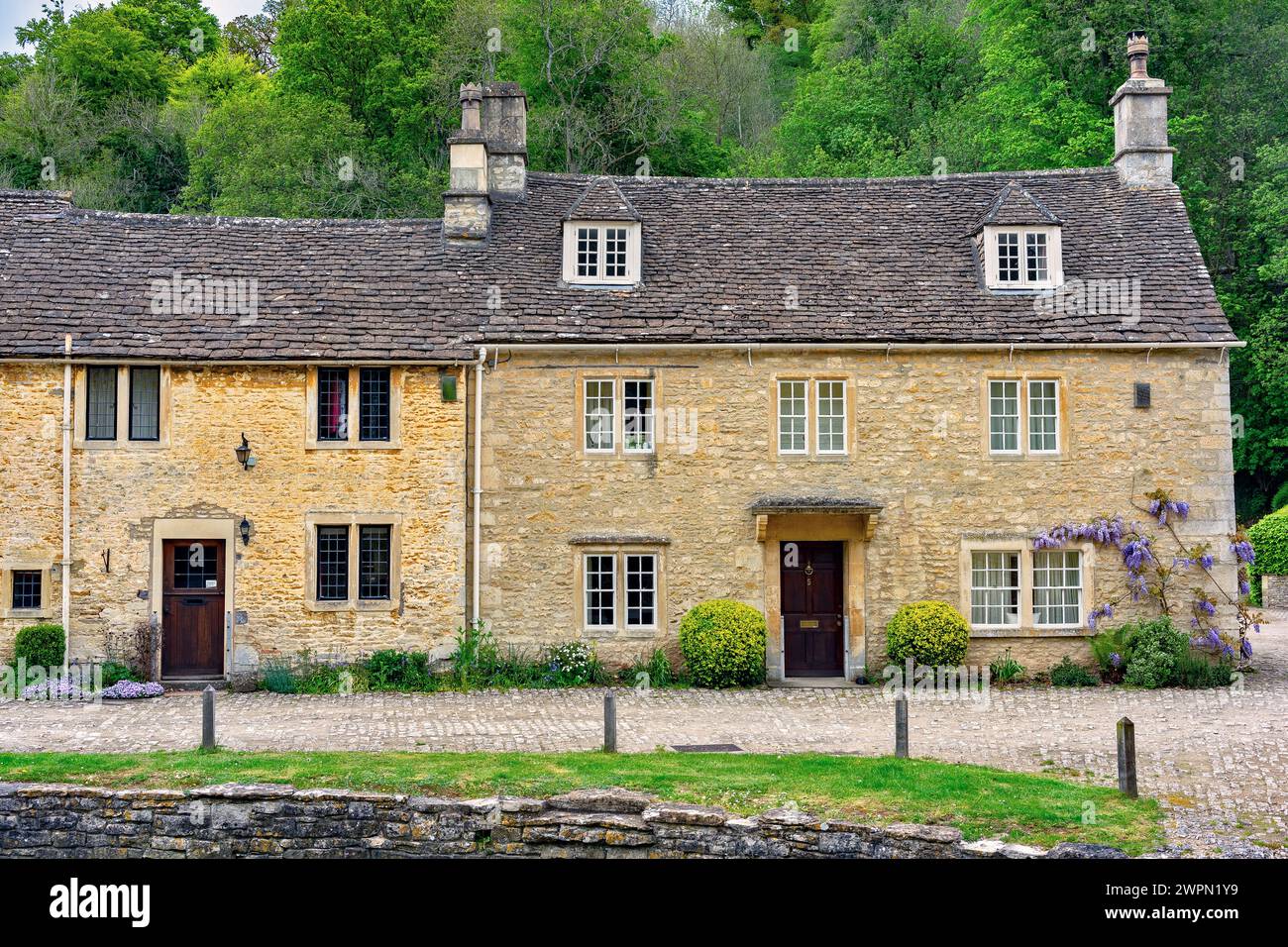 Beautiful quaint cottages hi-res stock photography and images - Alamy
