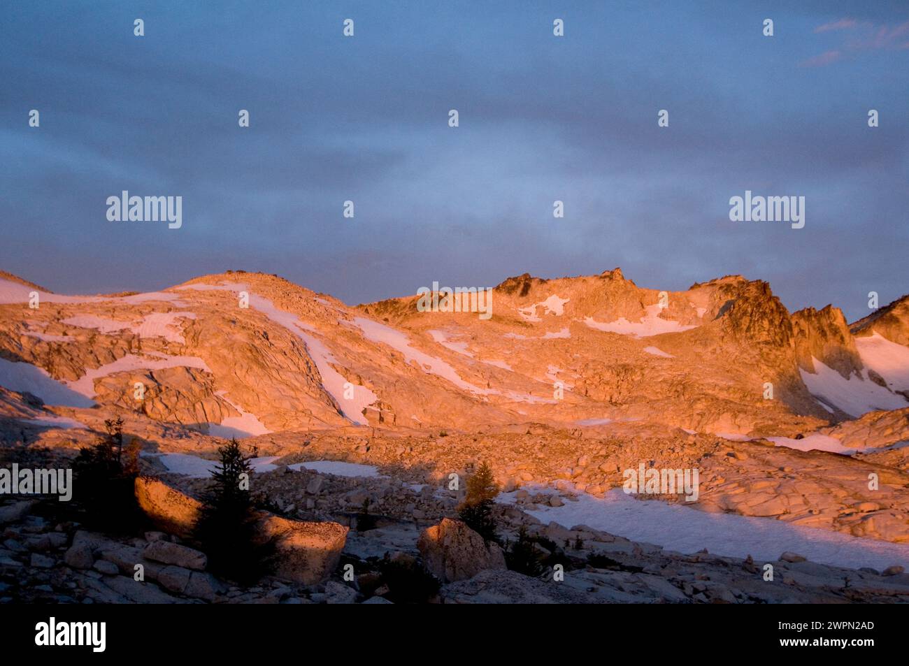 Sunset over the Enchantments basin Alpine Lakes Wilderness Cascade ...