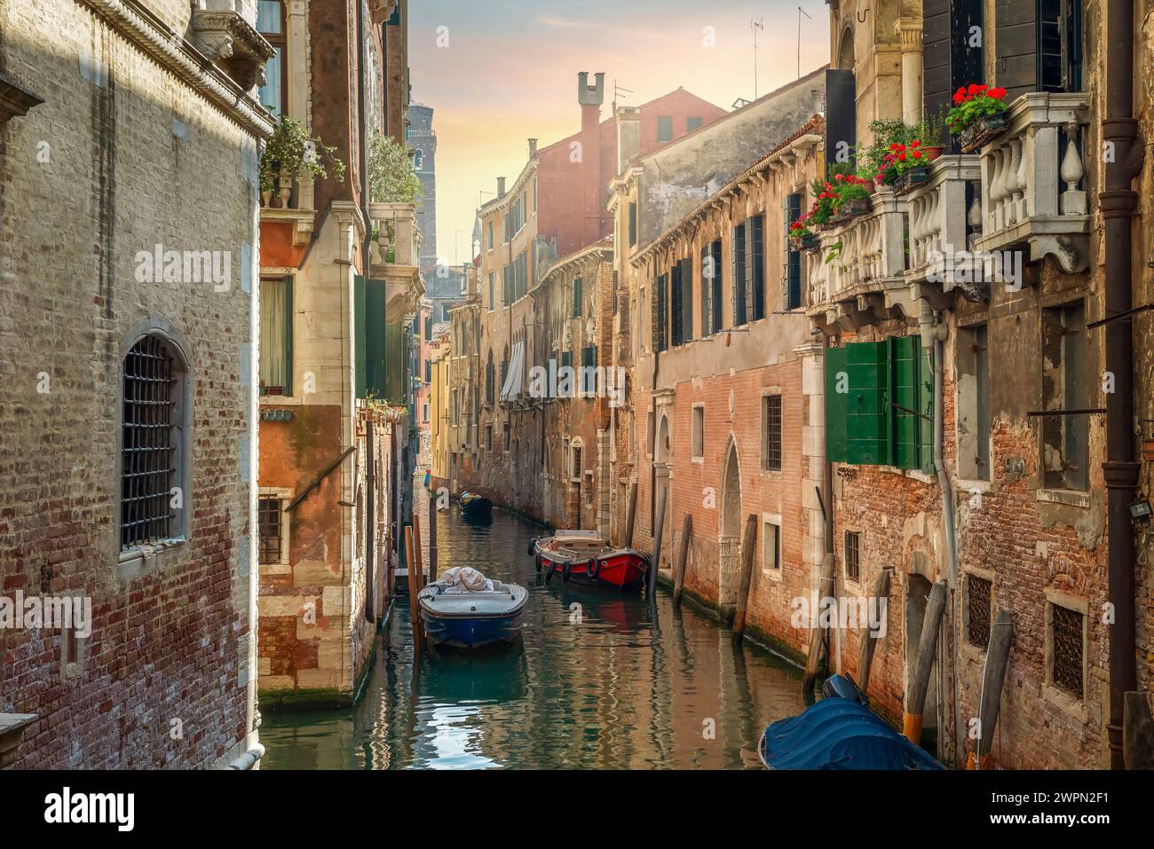 Old houses canal venice hi-res stock photography and images - Alamy