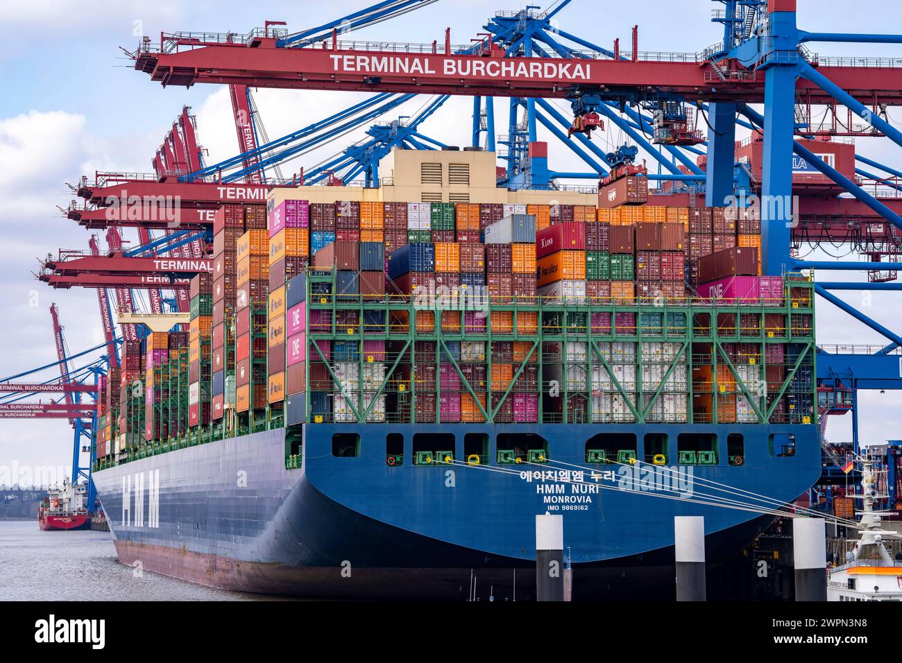 HMM Nuri container freighter, at HHLA Container Terminal Burchardkai, in Waltershofer Hafen ...