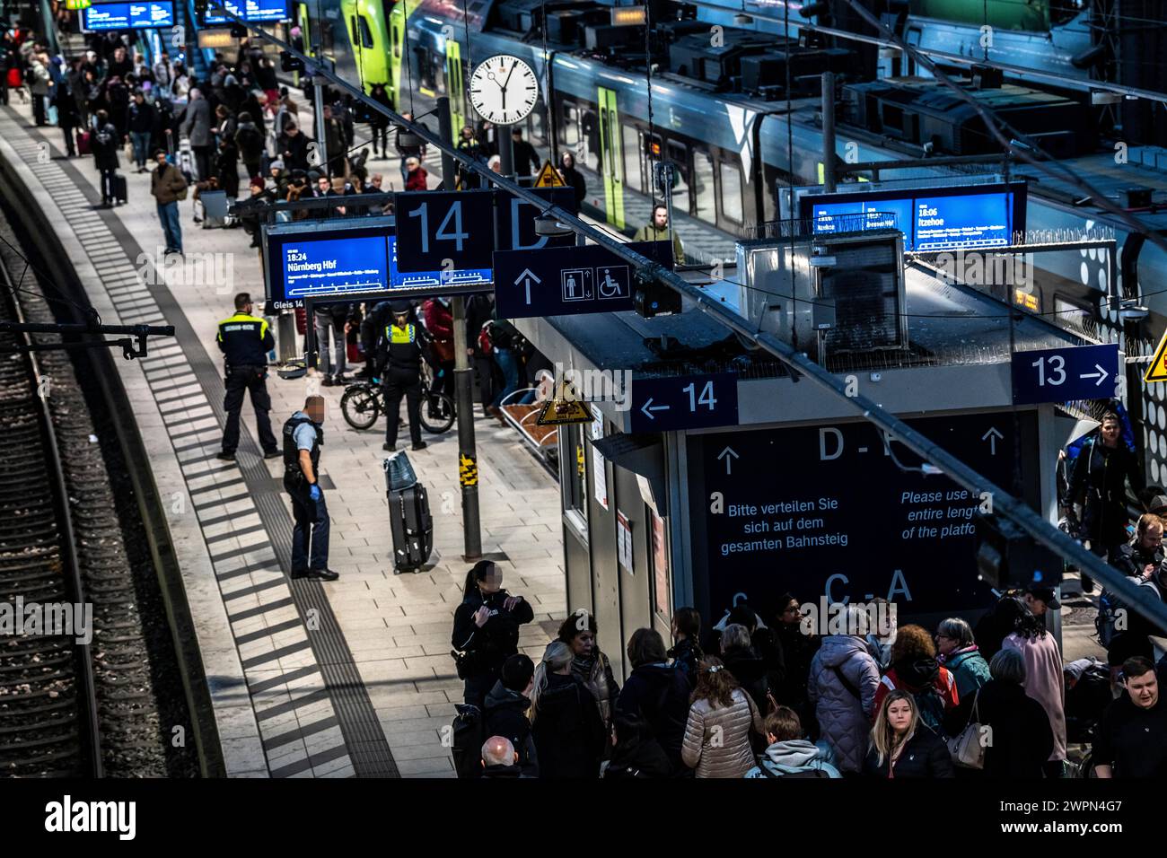 Police action at Hamburg central station, in evening rush hour, an ...