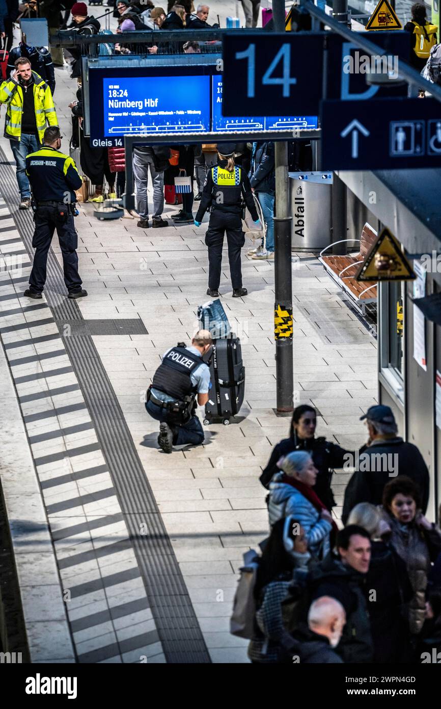 Abandoned station platform hi-res stock photography and images - Alamy