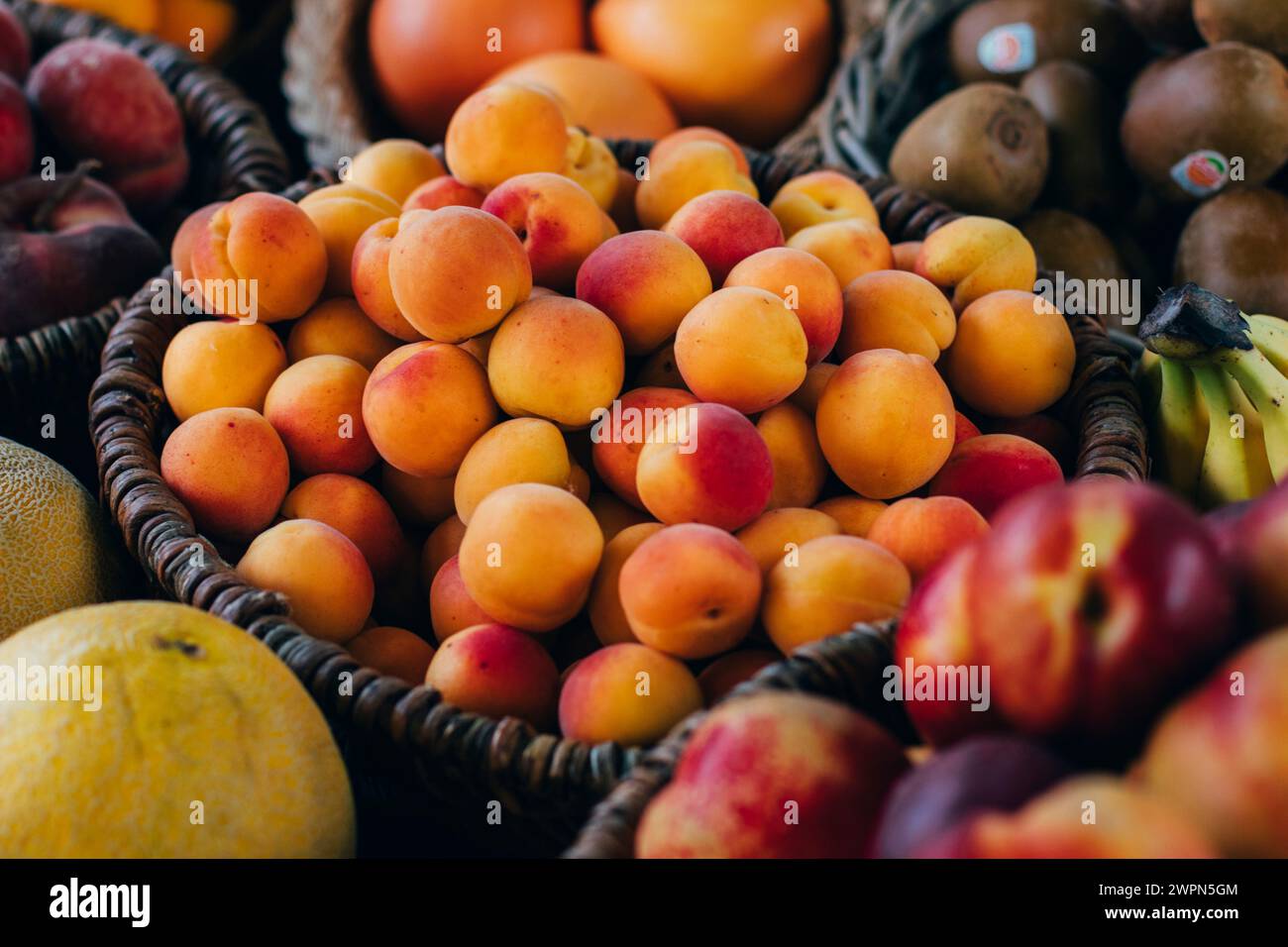 Peaches stand hi-res stock photography and images - Alamy