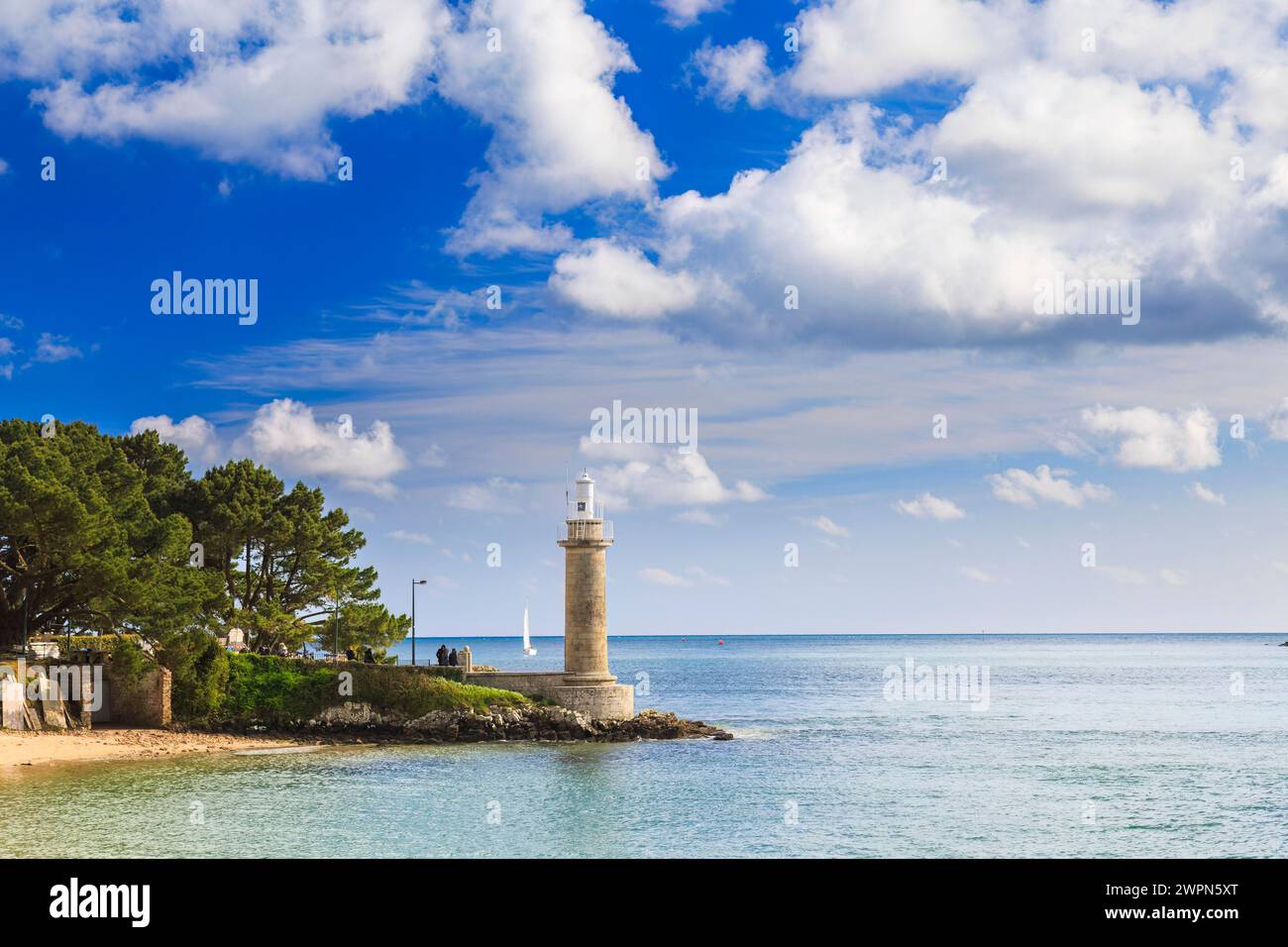 Phare Le Coq, Benodet, Finistere Stock Photo - Alamy