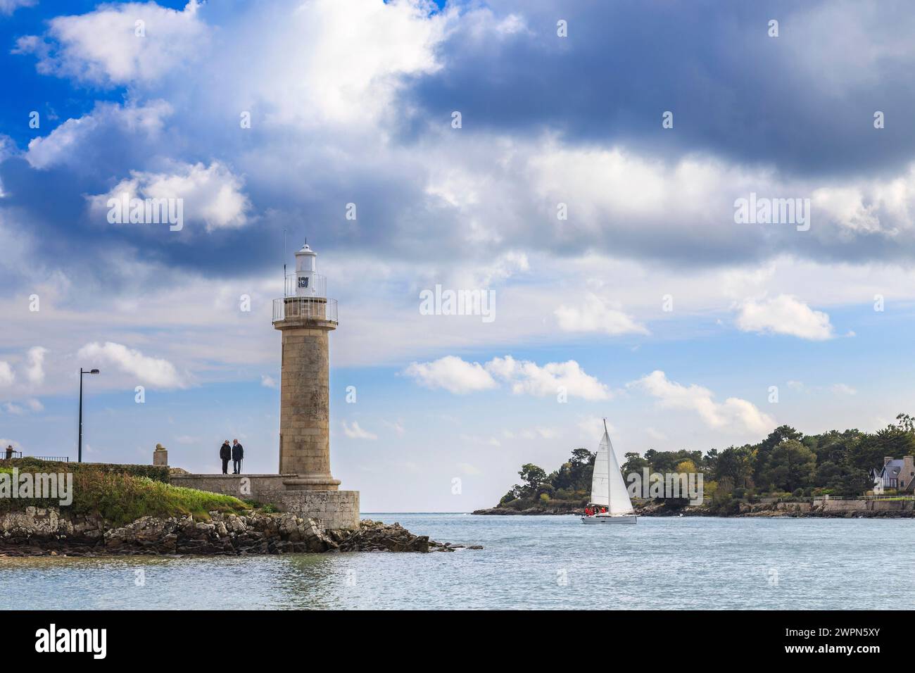 Phare Le Coq, Benodet, Finistere Stock Photo - Alamy