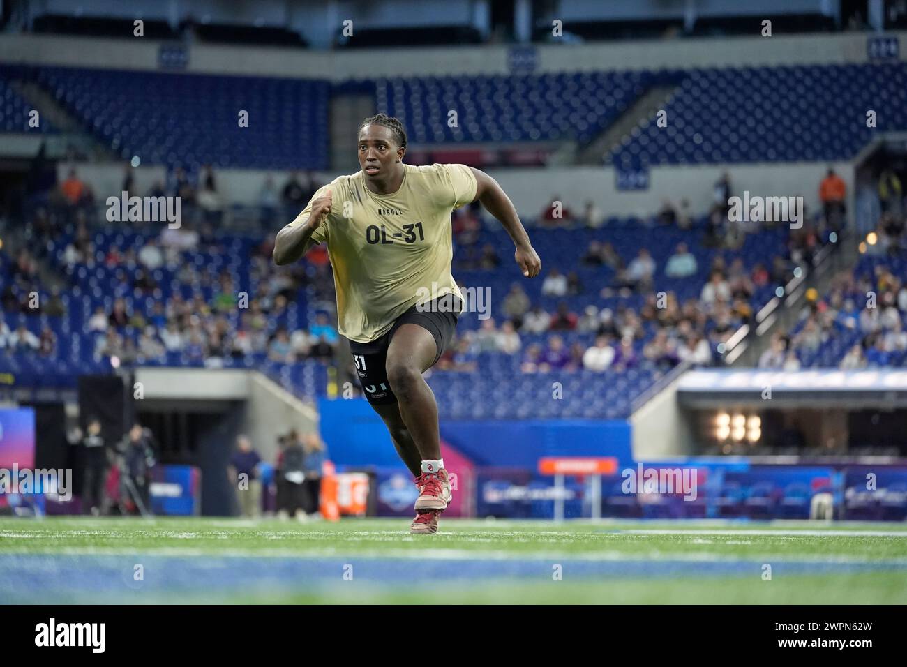 Oklahoma offensive lineman Tyler Guyton runs a drill at the NFL ...