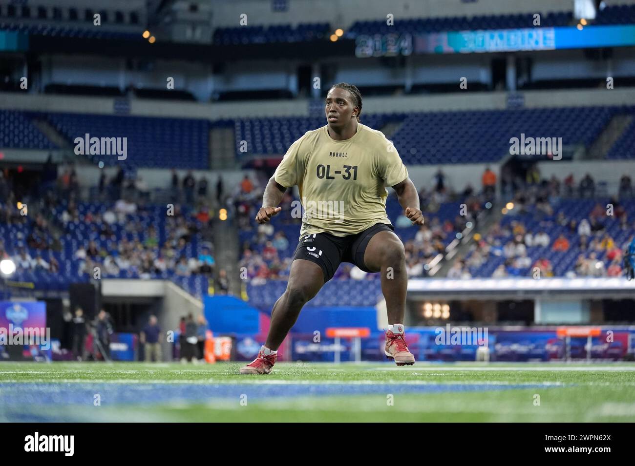 Oklahoma offensive lineman Tyler Guyton runs a drill at the NFL ...