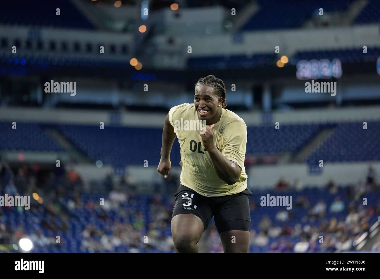 Oklahoma offensive lineman Tyler Guyton runs a drill at the NFL ...