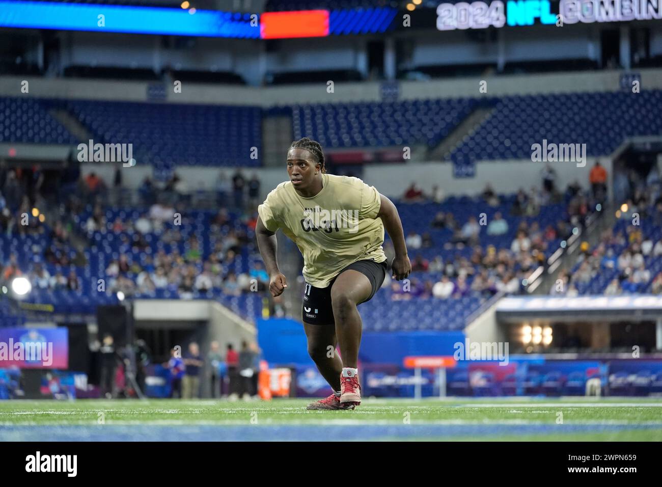 Oklahoma offensive lineman Tyler Guyton runs a drill at the NFL ...