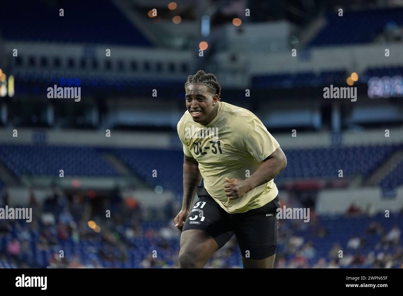 Oklahoma offensive lineman Tyler Guyton runs a drill at the NFL ...