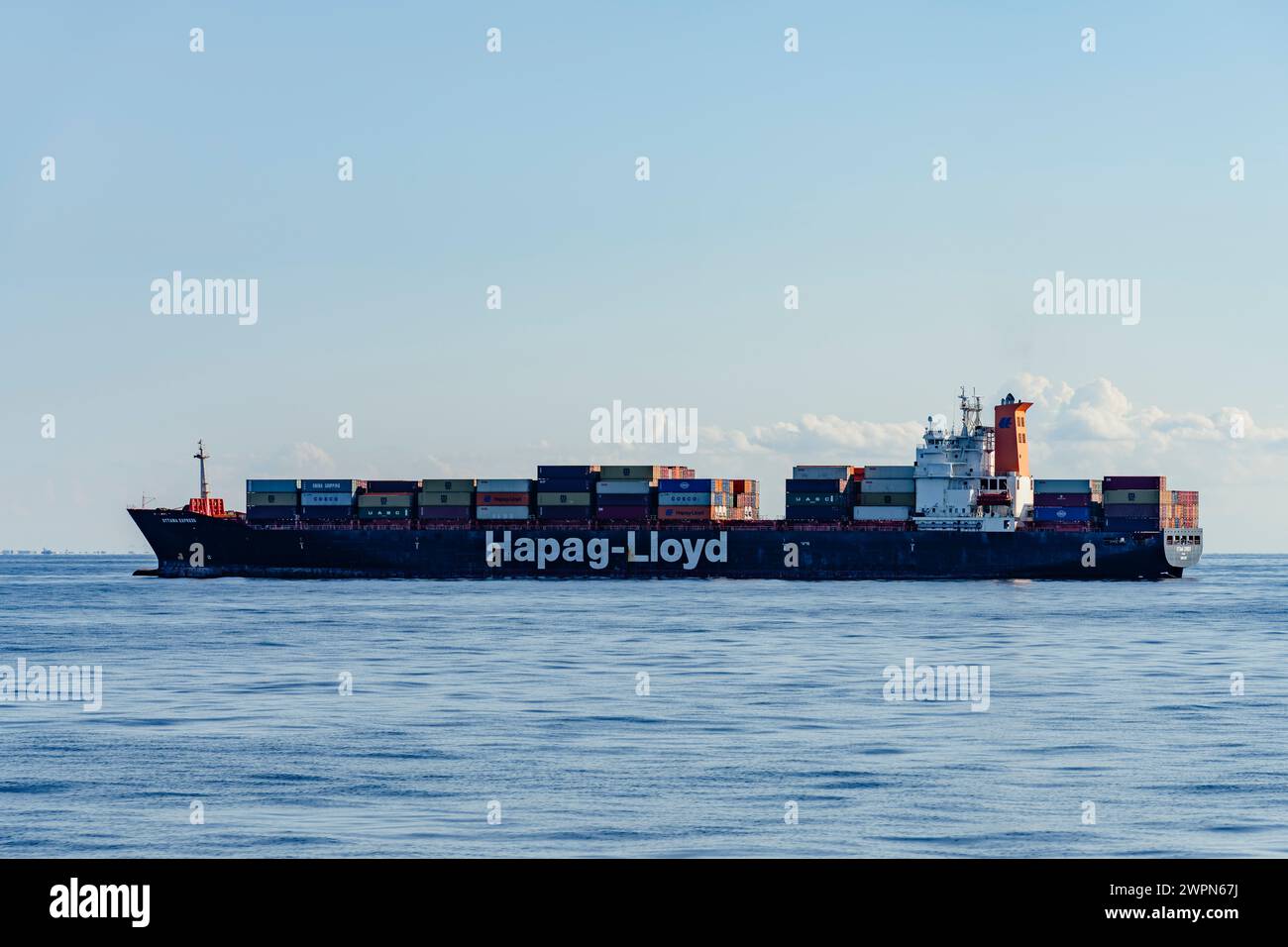 Container ship side view hi-res stock photography and images - Alamy