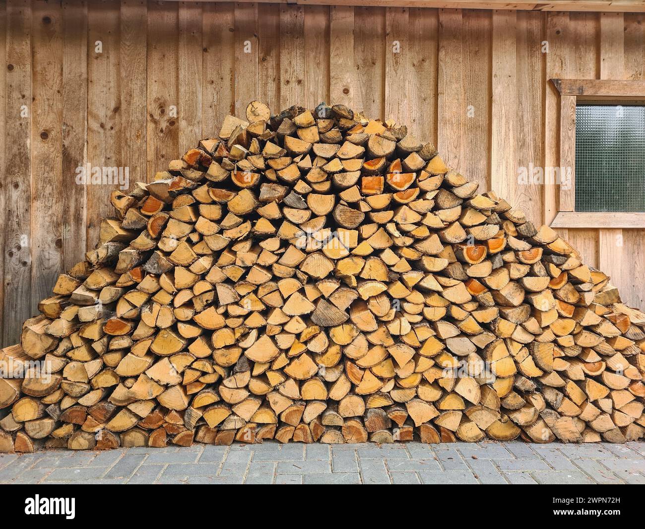 Split wall hi-res stock photography and images - Alamy