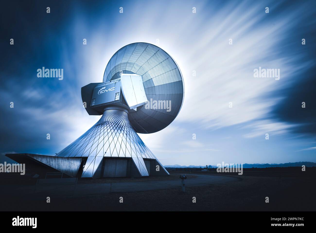 Parabolic antenna hi-res stock photography and images - Alamy