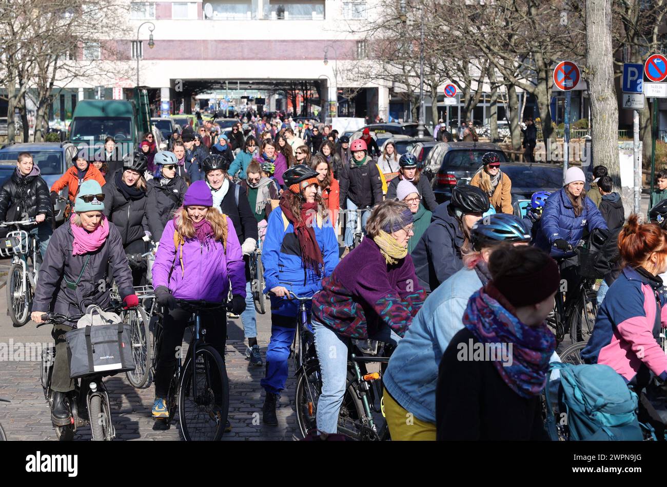 08.03.2024, Berlin - Deutschland. Der Purple Ride zieht durch Kreuzberg ...