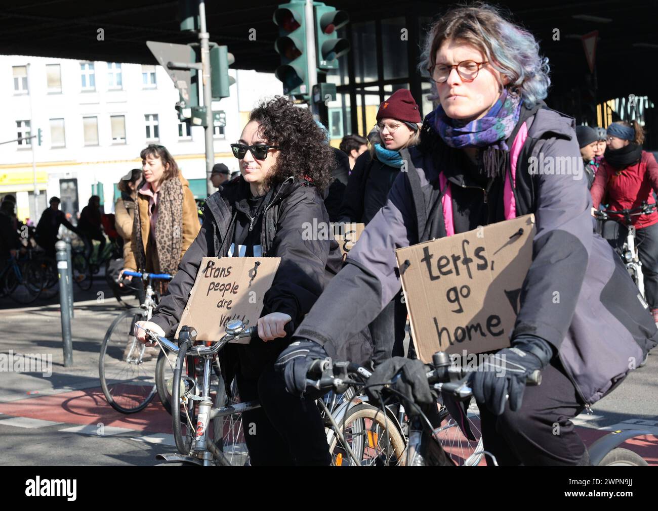 08.03.2024, Berlin - Deutschland. Der Purple Ride zieht durch Kreuzberg ...