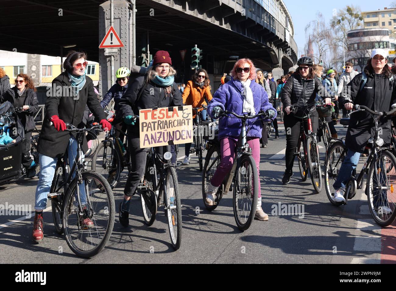 08.03.2024, Berlin - Deutschland. Der Purple Ride zieht durch Kreuzberg ...