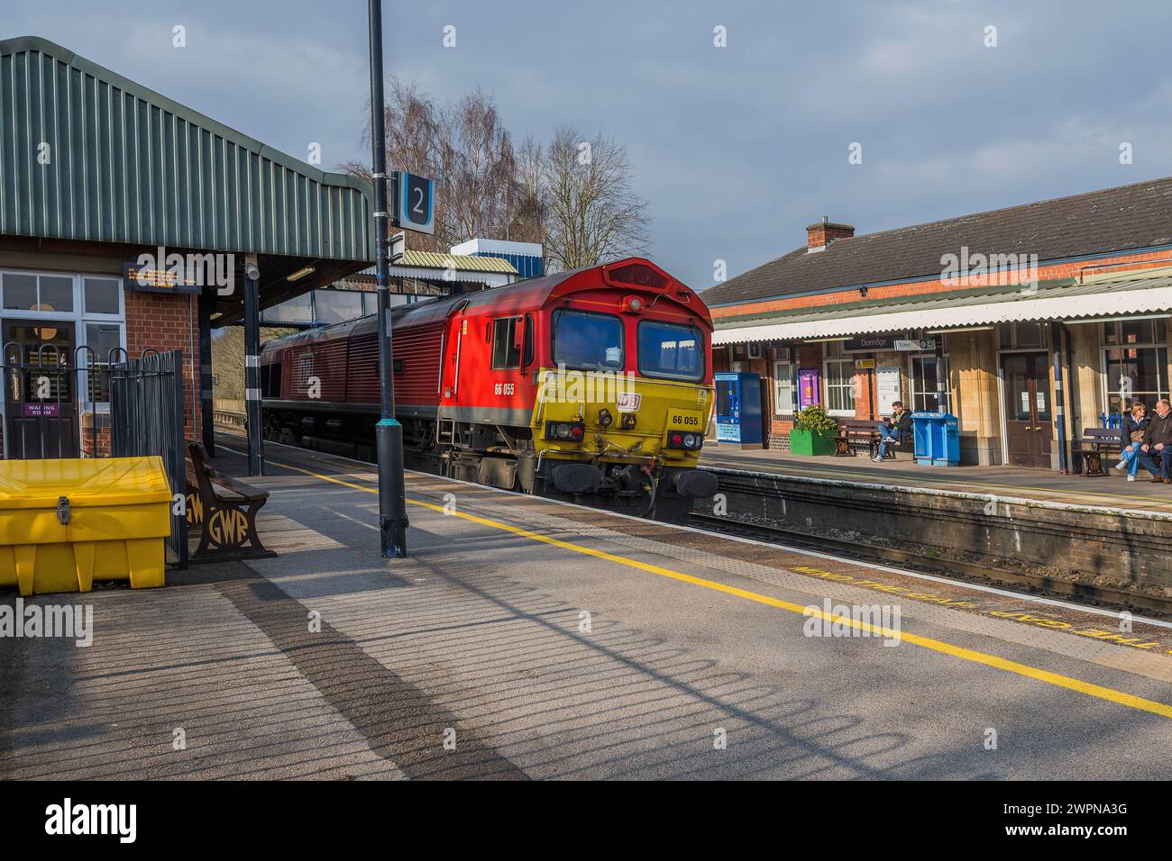 Goods train carrying freight containers hi-res stock photography and ...