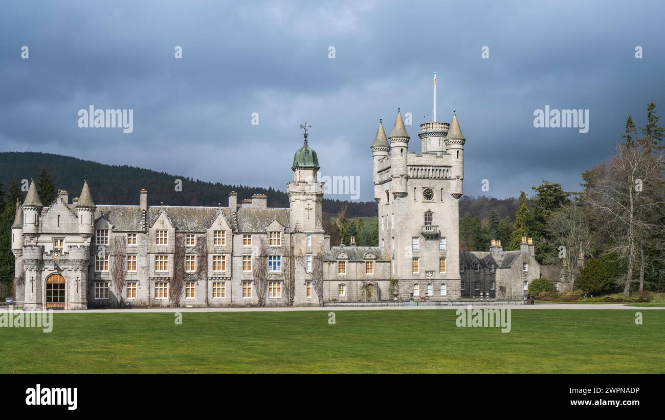 Queen elizabeth ii at balmoral castle hi-res stock photography and ...