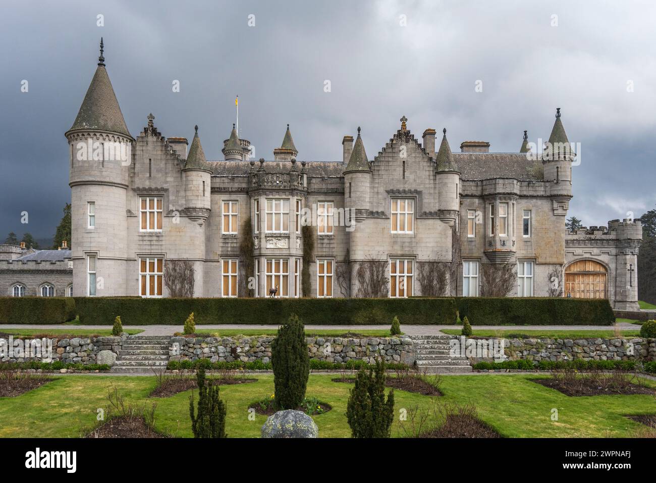 Queen elizabeth ii at balmoral castle hi-res stock photography and ...