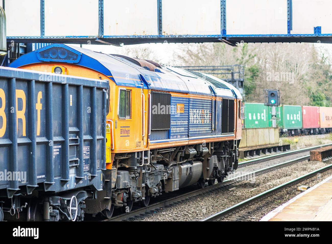 Goods train carrying freight containers hi-res stock photography and ...